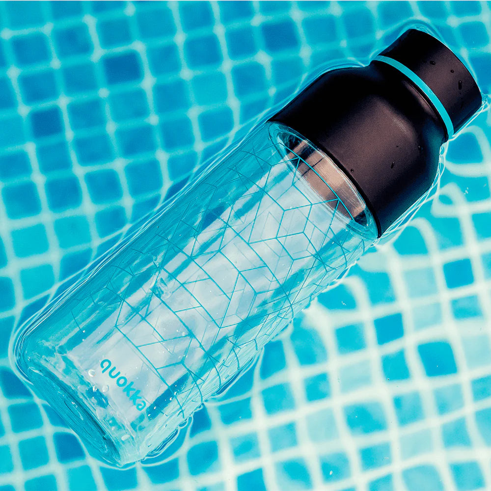 Láhev z tritanu Quokka Geo Black, 720ml, s řemínkem | OKAY.cz