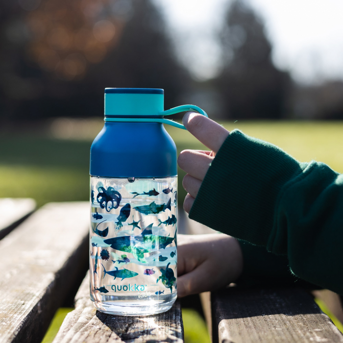 Láhev z tritanu Quokka Ice Mořská zvířata, 430ml, s řemínkem | OKAY.cz